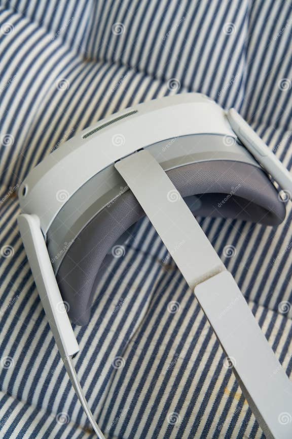 A High-tech VR Virtual Reality Head-mounted Display Stock Photo - Image ...