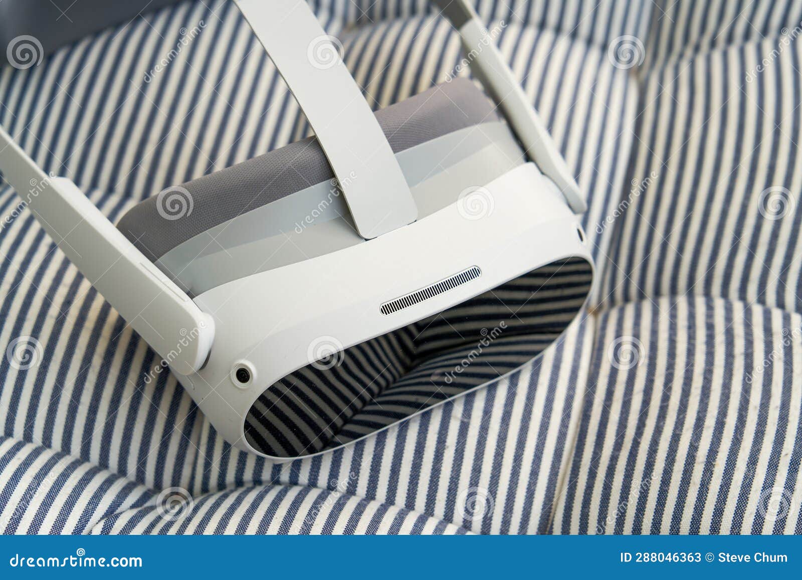 A High-tech VR Virtual Reality Head-mounted Display Stock Image - Image ...