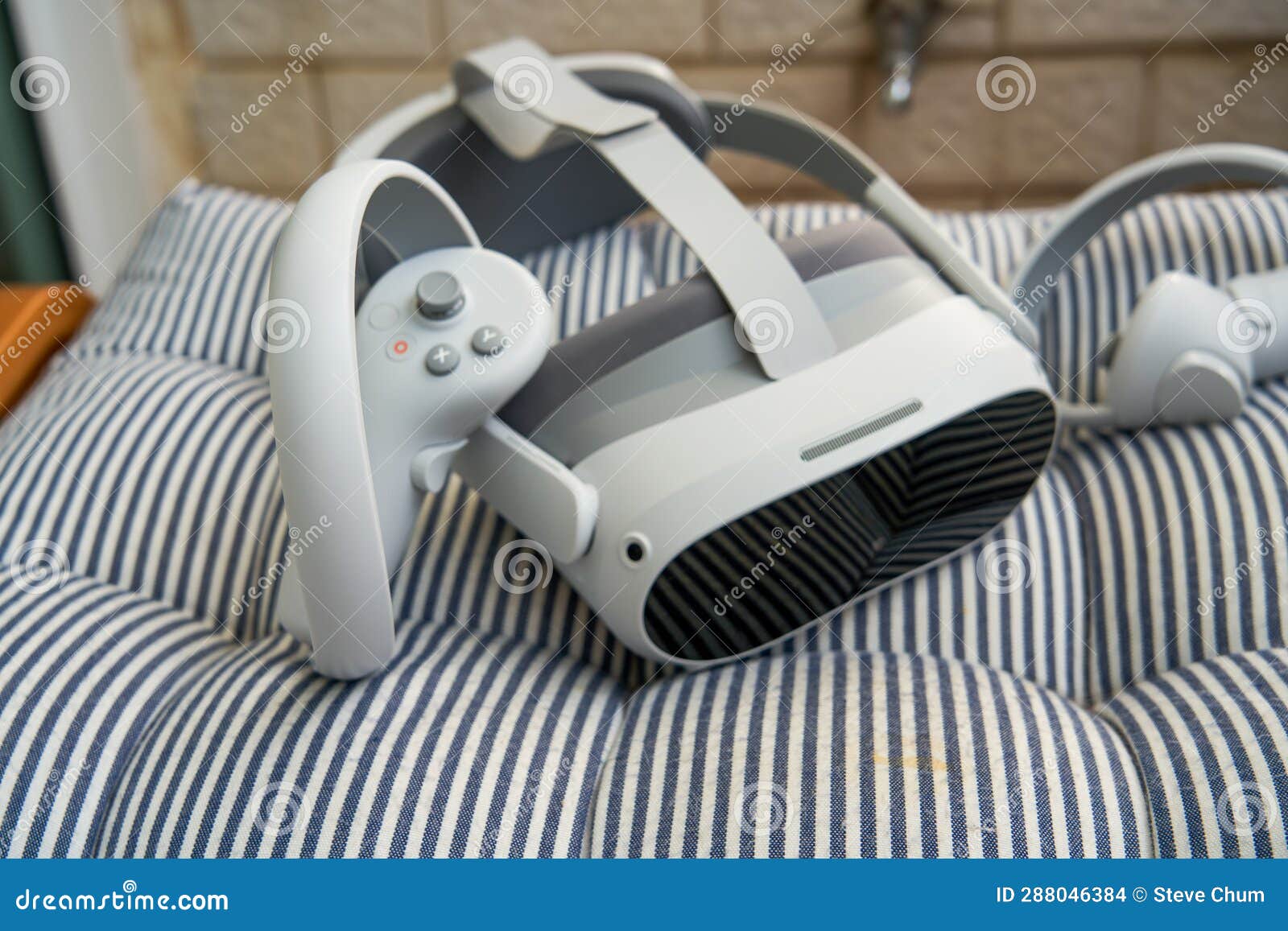 A High-tech VR Virtual Reality Head-mounted Display Stock Photo - Image ...