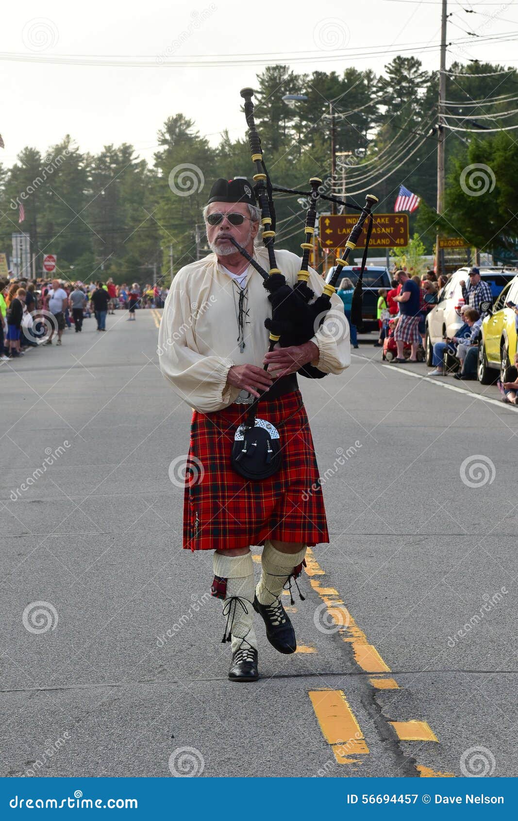 Highland Bagpiper editorial photography. Image of entertaining - 56694457