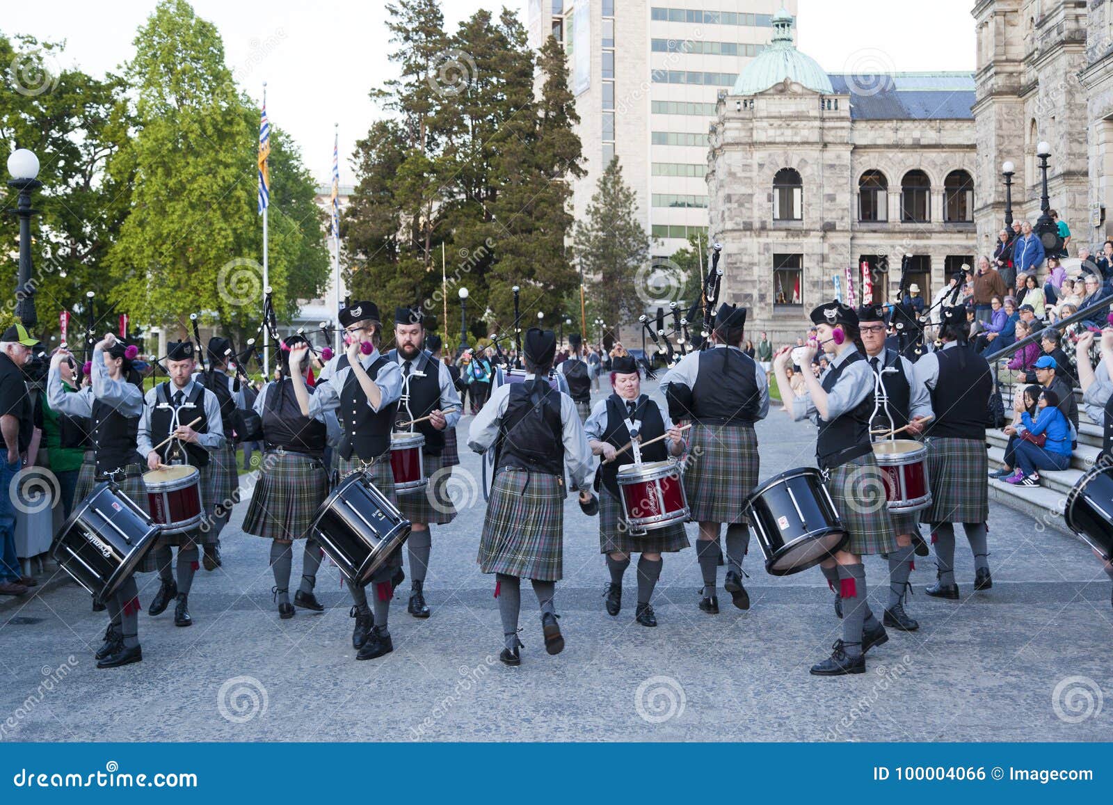 Highlanders foto editorial. Imagem de marchar, grama - 100004066