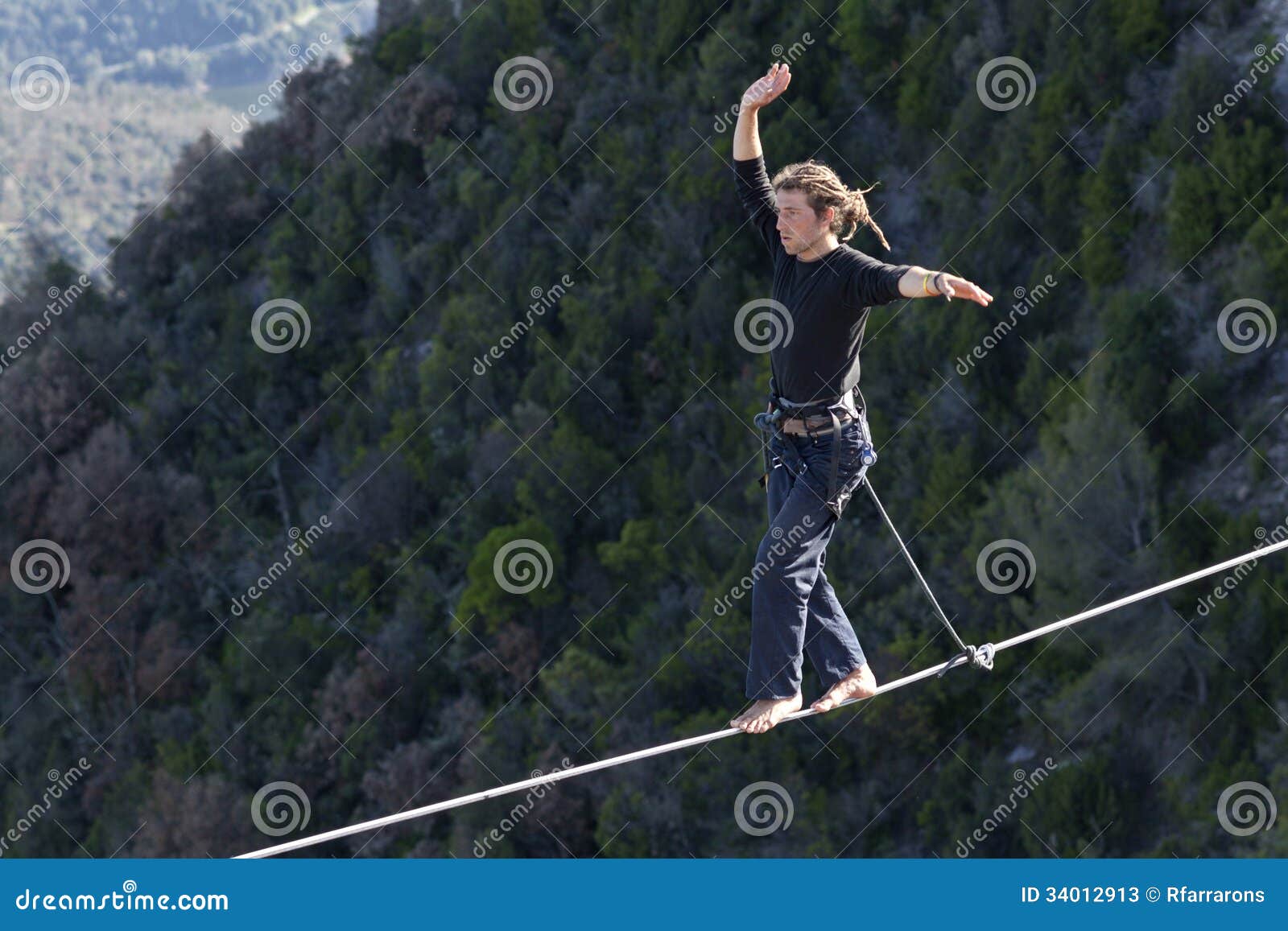 Highlining редакционное стоковое фото. изображение насчитывающей ...