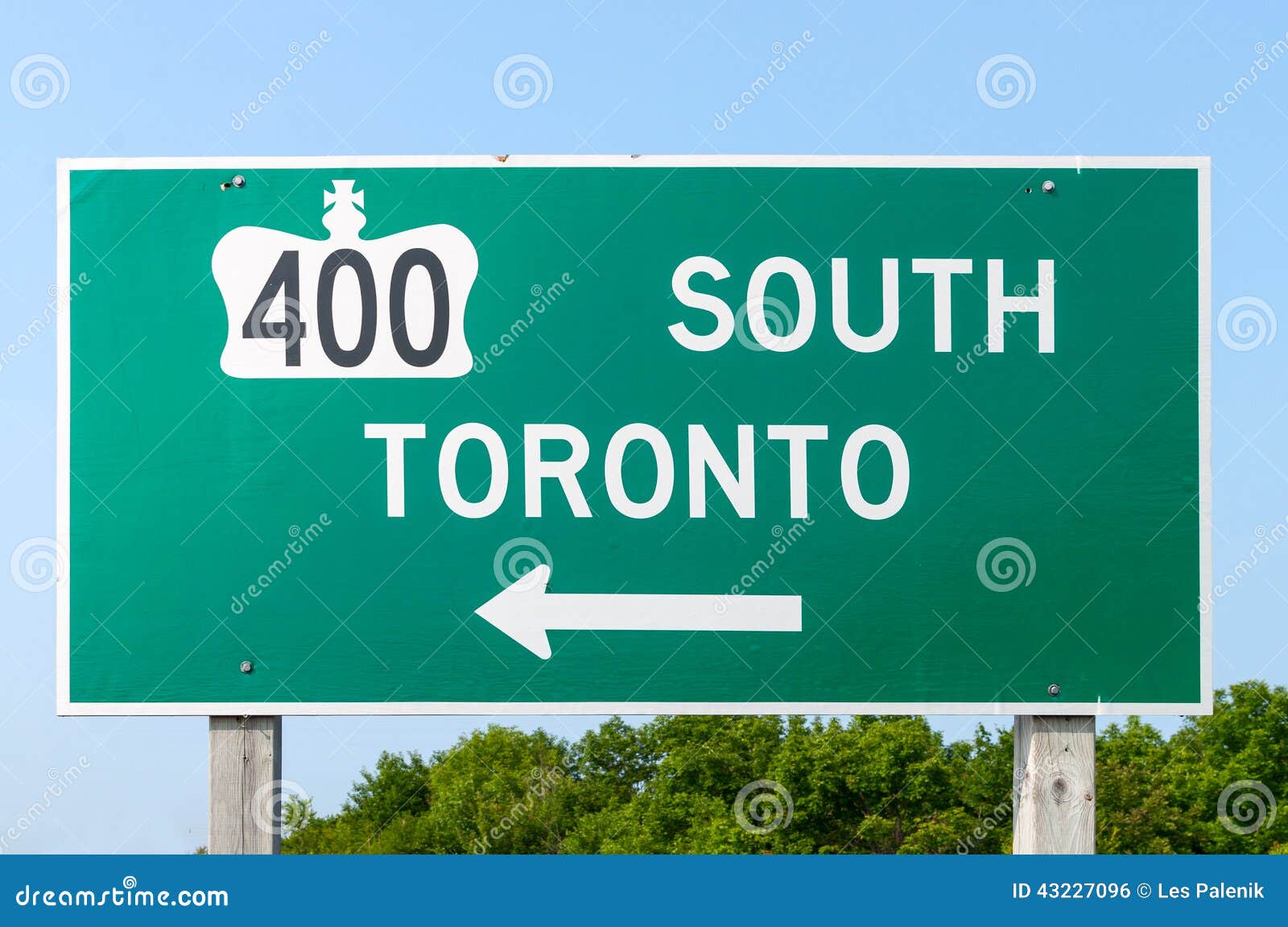 Highway 400 and Toronto Sign Stock Photo - Image of wooden, green: 43227096