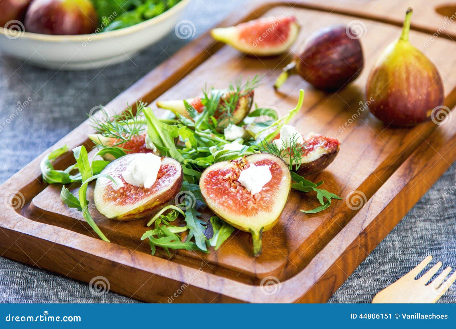 Higo Con Queso De Cabra Y La Ensalada De Rocket Imagen de archivo ...