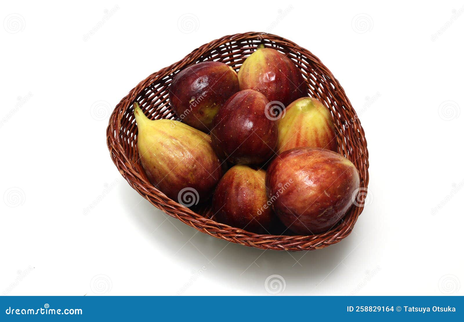 Higos En Una Cesta Aislada En Un Fondo Blanco. Foto de archivo - Imagen ...