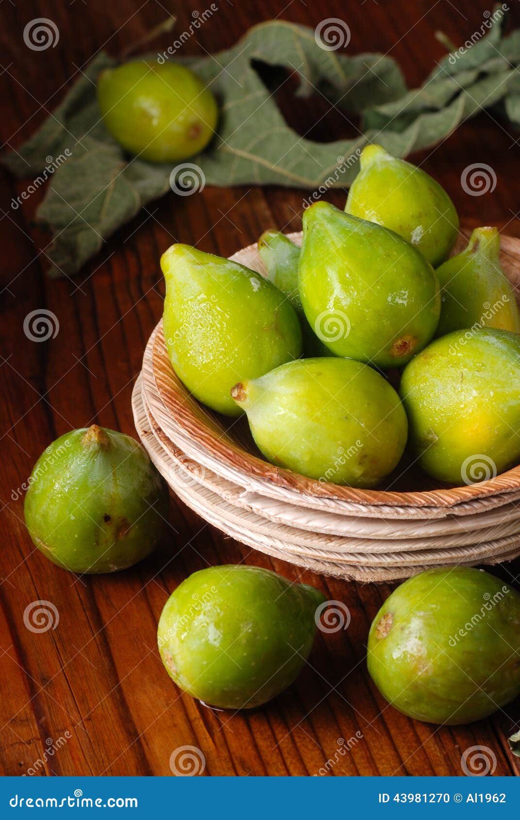 Higos maduros verdes foto de archivo. Imagen de corte - 43981270