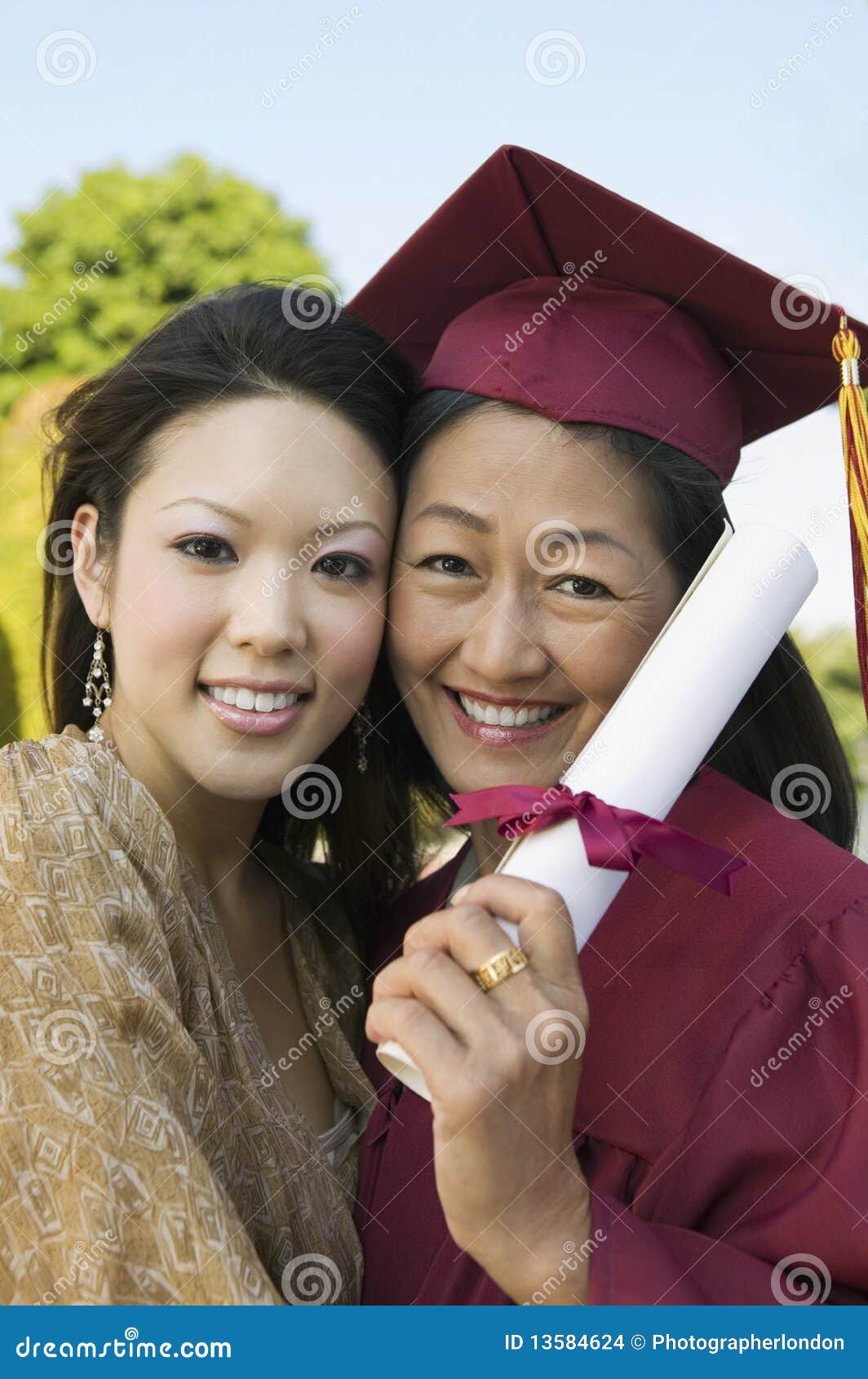 Hija De Abrazo Graduada Del Mayor Afuera Foto de archivo - Imagen de ...