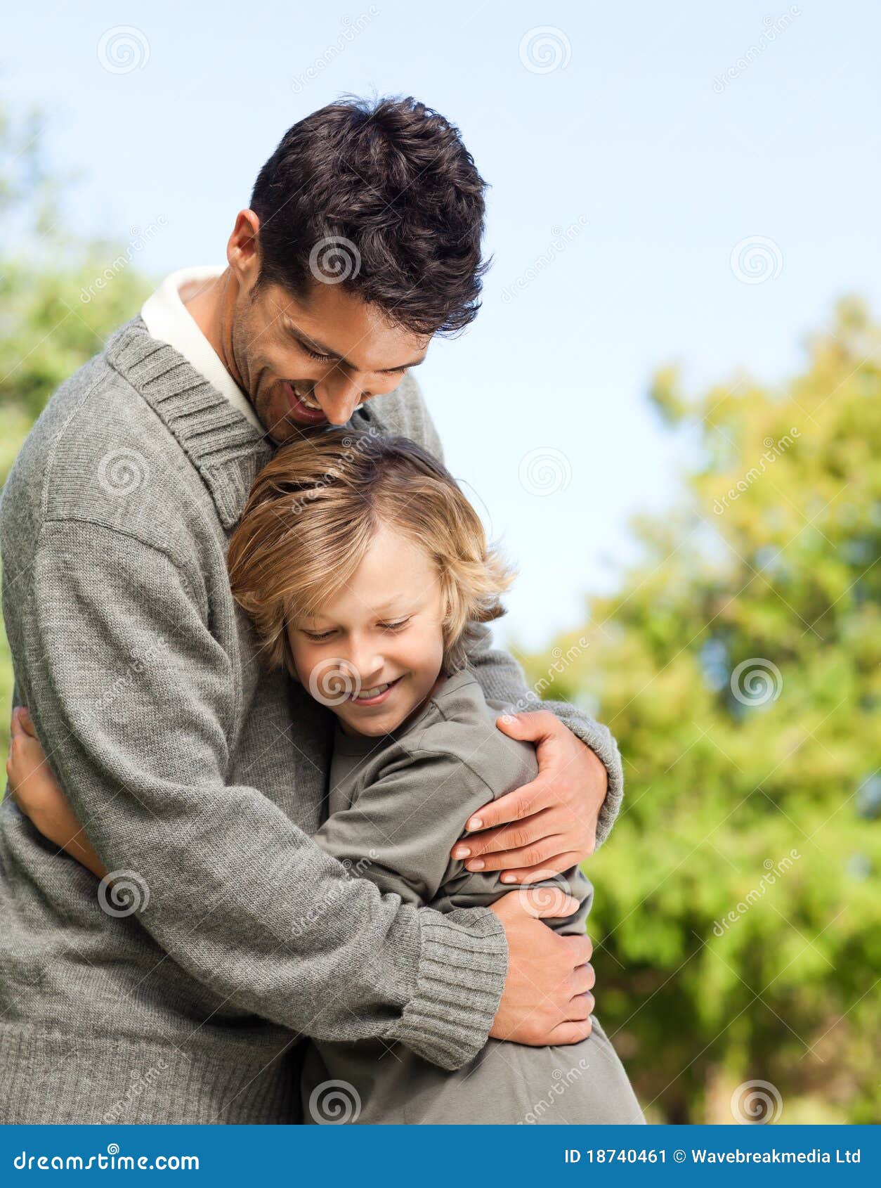 Hijo que abraza a su padre imagen de archivo. Imagen de parque - 18740461