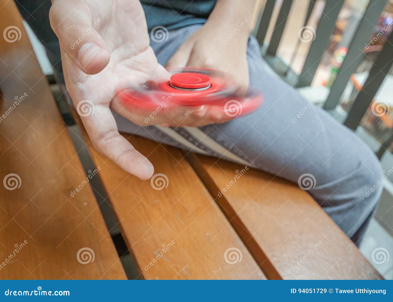 Hilandero rojo de la mano imagen de archivo. Imagen de fondo - 94051729