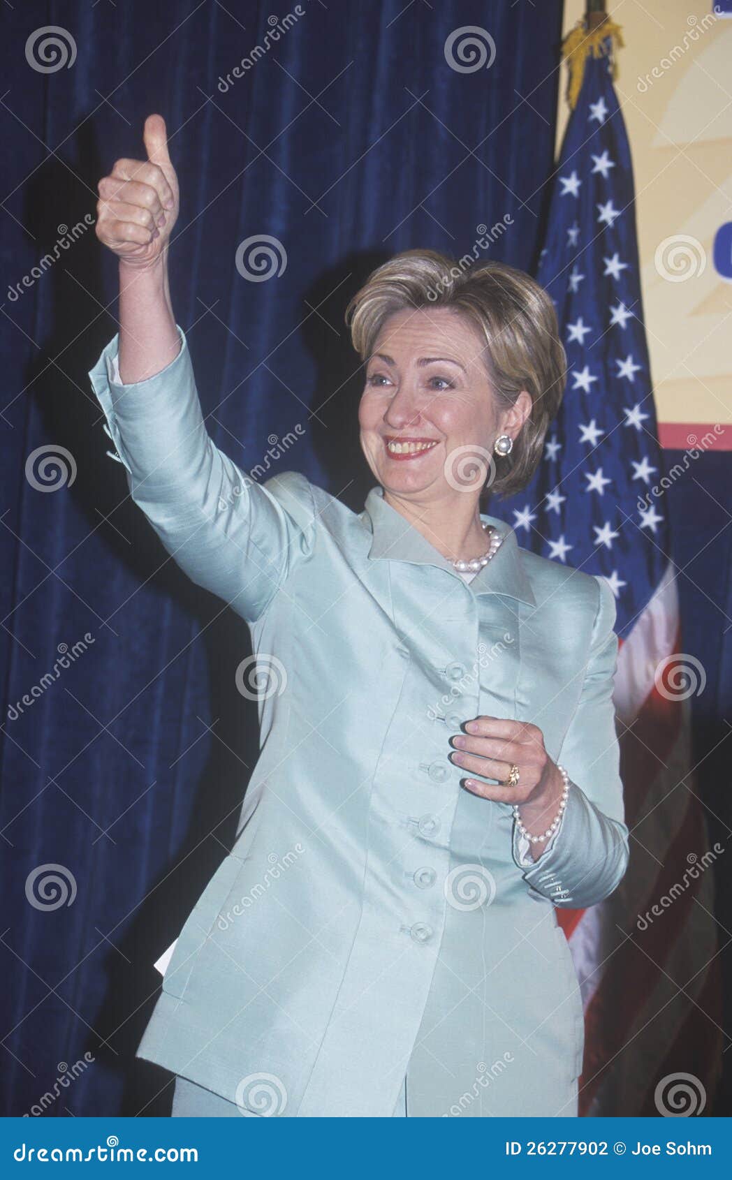 Hillary Rodham Clinton editorial photography. Image of thumbs - 26277902