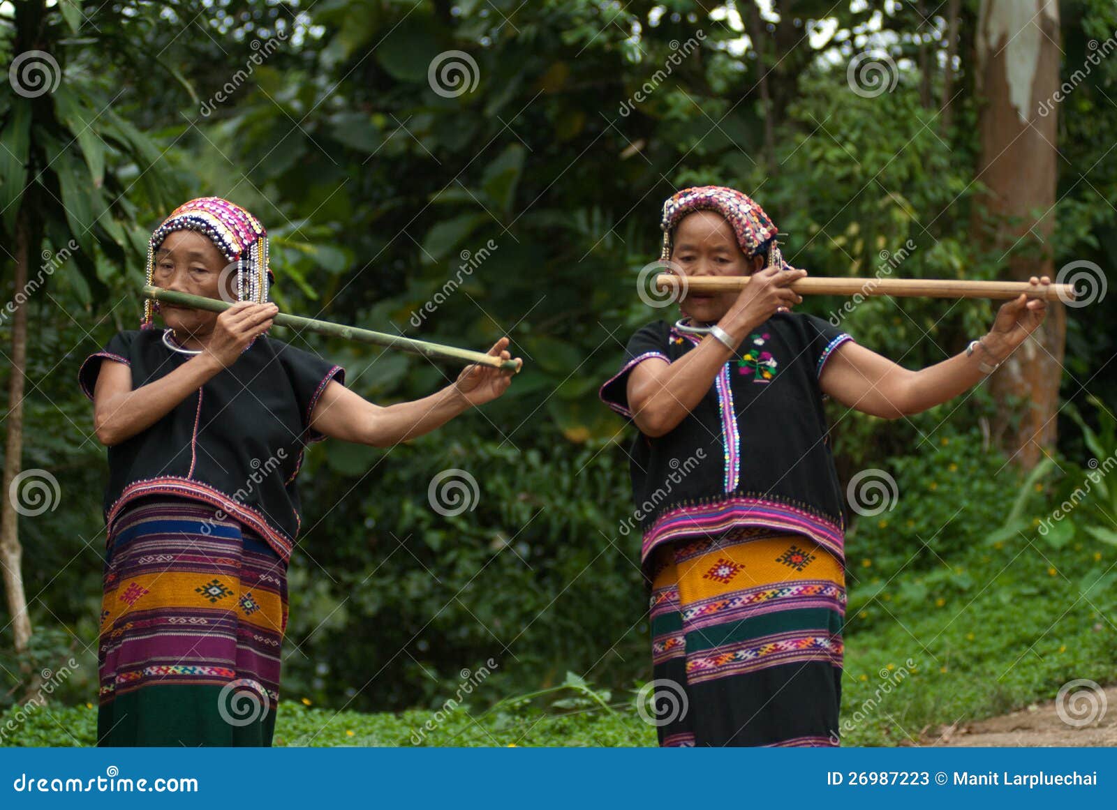 Hilltribe De Khmu Que Joga a Flauta Com Nariz. Foto de Stock Editorial ...