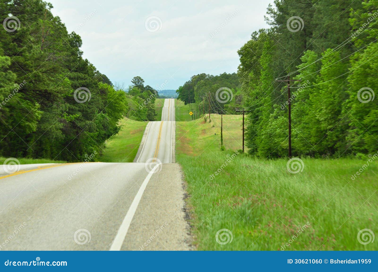 Hilly Country Road foto de archivo. Imagen de belleza - 30621060