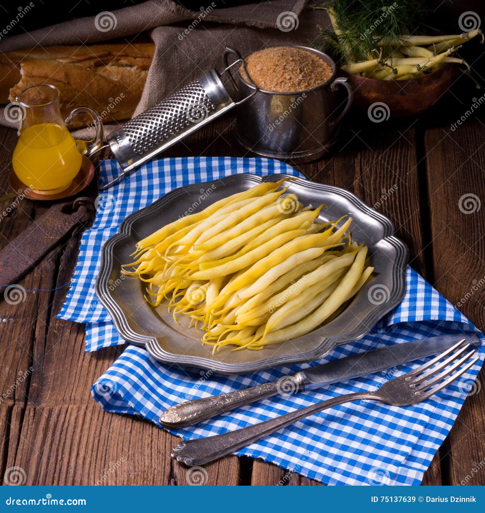 Hilo Amarillo Con Las Migas De Pan Imagen de archivo - Imagen de ...