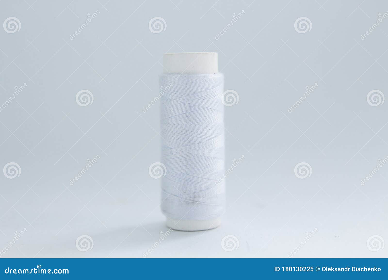 Hilo Blanco Para Coser Sobre Fondo Blanco Imagen de archivo - Imagen de ...