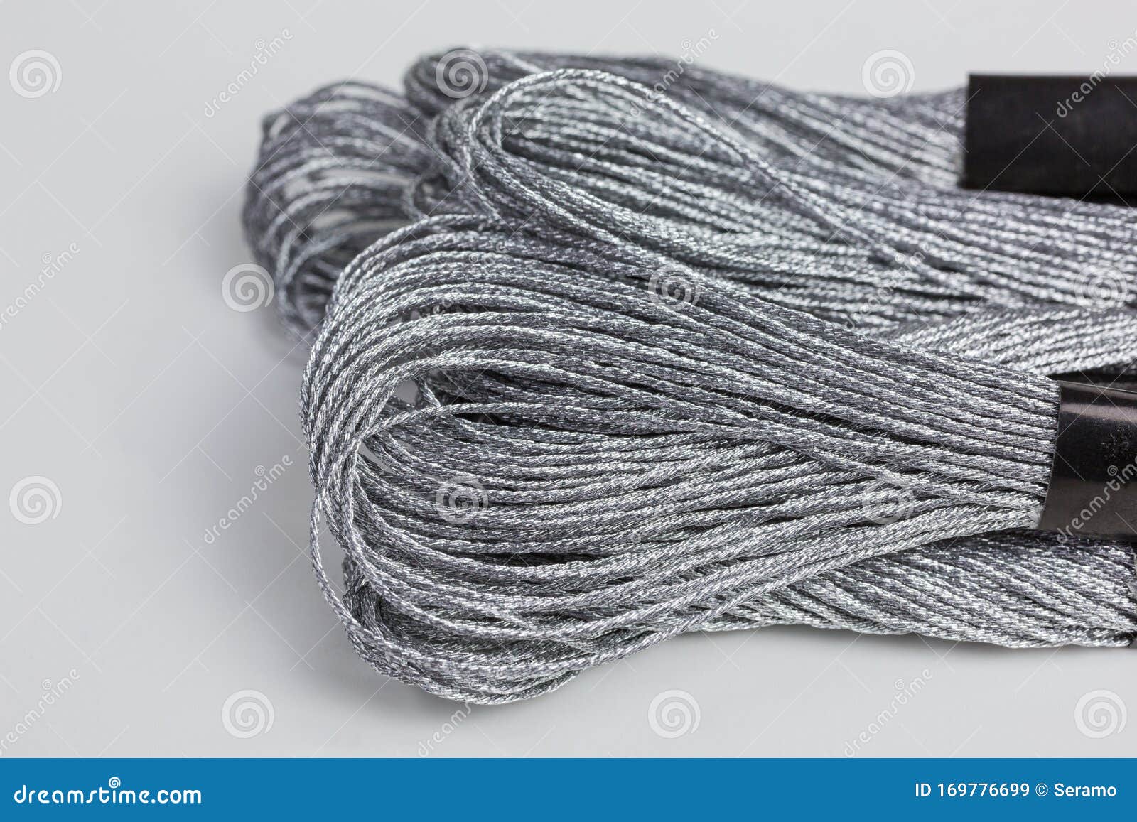 Hilo de bordado plateado imagen de archivo. Imagen de costura - 169776699