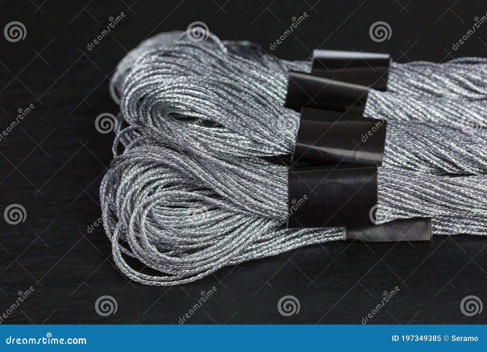 Hilo de bordado plateado imagen de archivo. Imagen de textil - 197349385