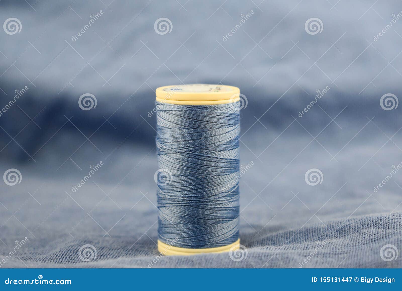 Hilo De Coser Azul En Tela Azul Imagen de archivo - Imagen de primer ...