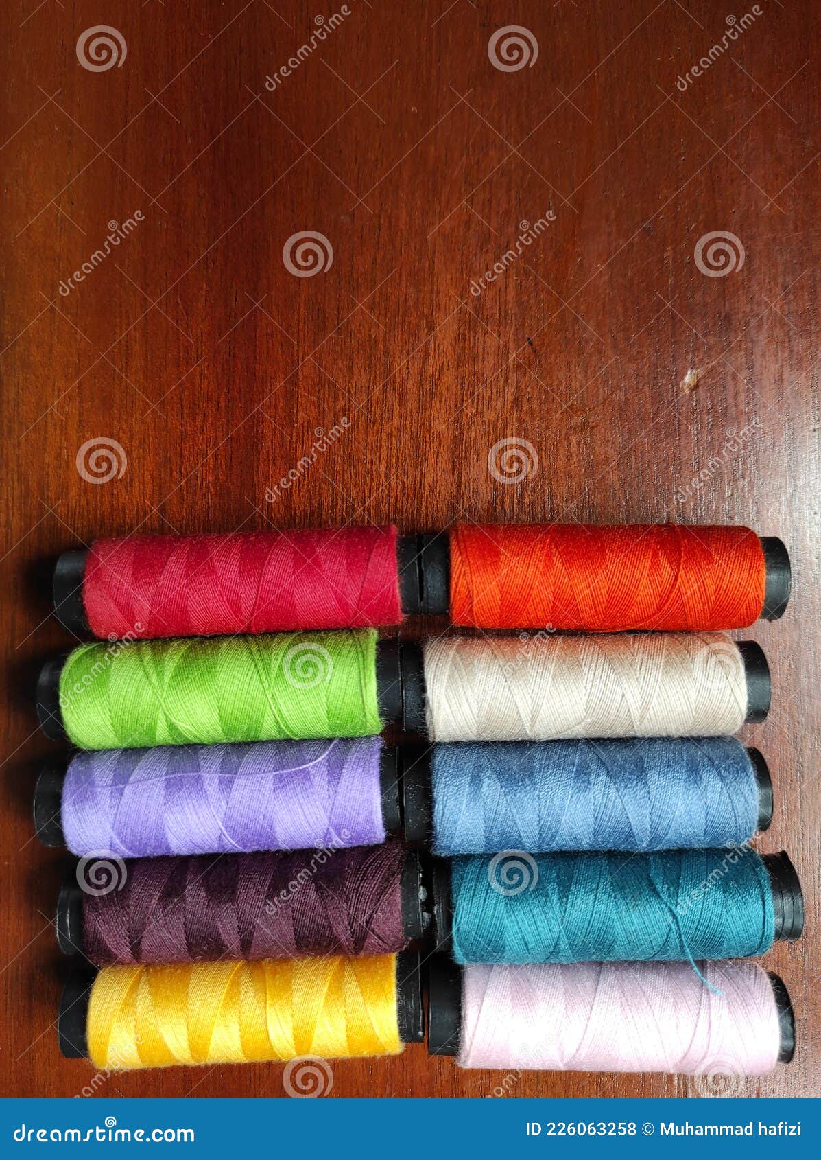 Hilo De Coser De Varios Colores Para Coser Foto de archivo - Imagen de ...