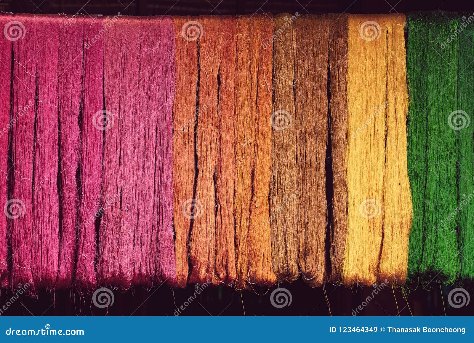 Hilo De Seda Del Color Natural Del Tinte a Tejer Imagen de archivo ...