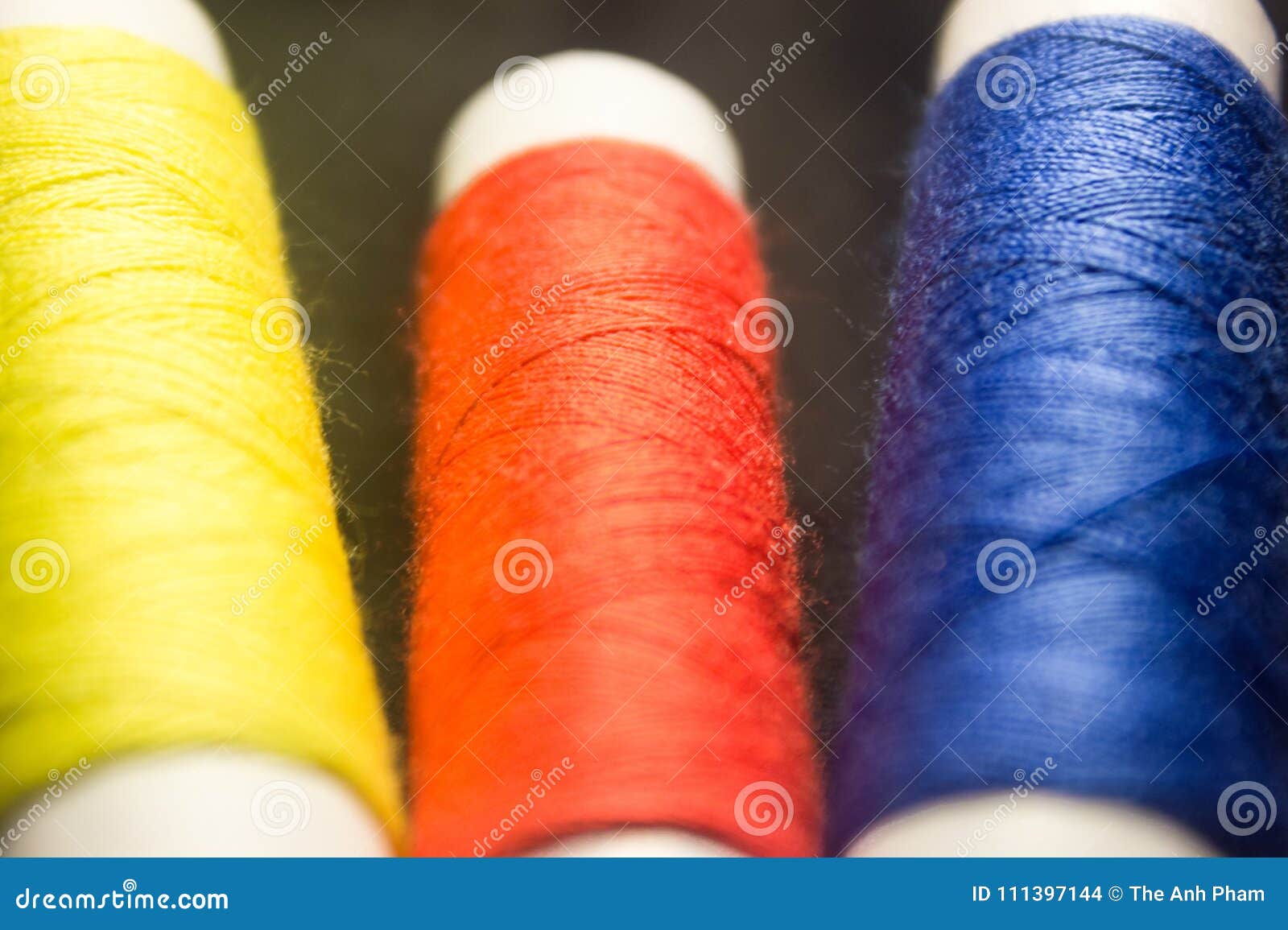 Hilo del color foto de archivo. Imagen de hilo, lanas - 111397144