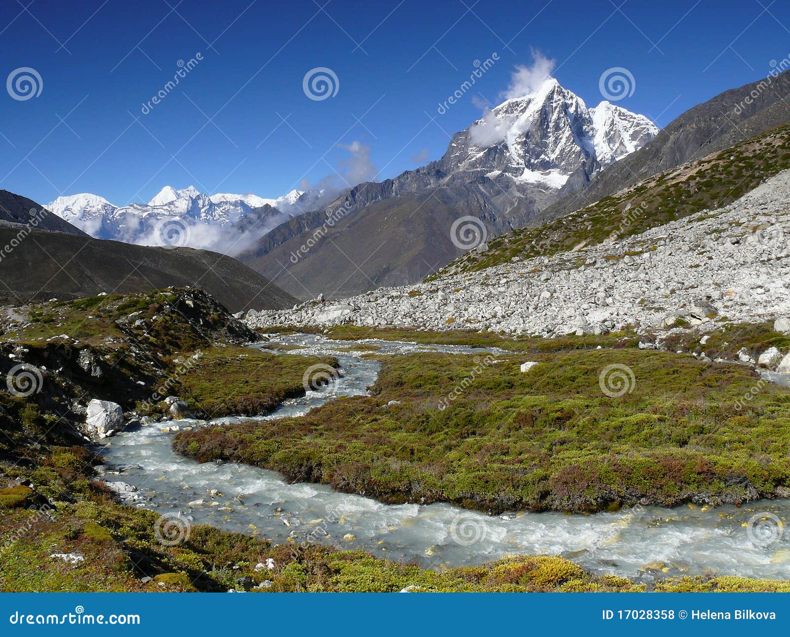 Himalayagebergte stock foto. Image of alpien, piek, himalayagebergte ...