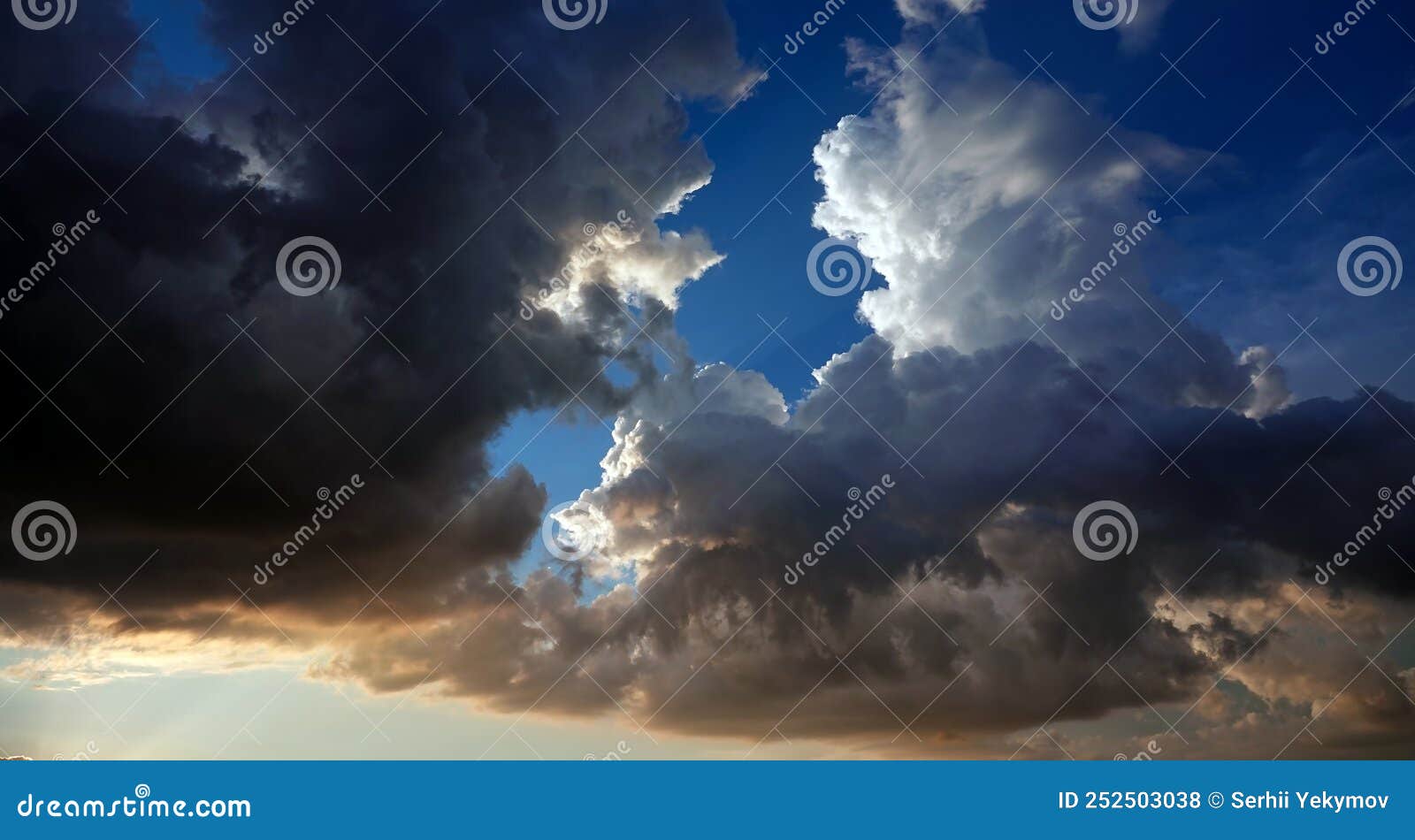 Himmel med moln arkivfoto. Bild av vitt, svart, oklarheter - 252503038