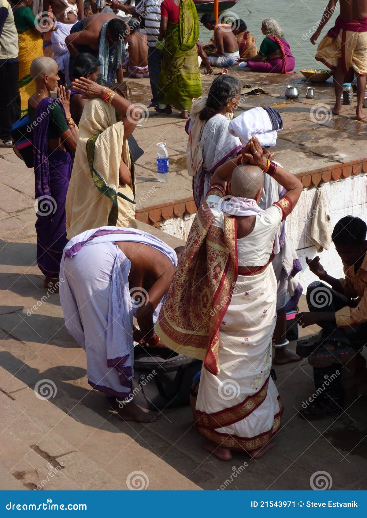 Hindu Pilgrims and Holy Men Editorial Photo - Image of river, religious ...