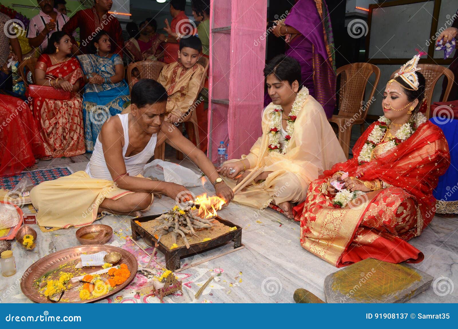Hindu Priest editorial photography. Image of cloths, bride - 91908137