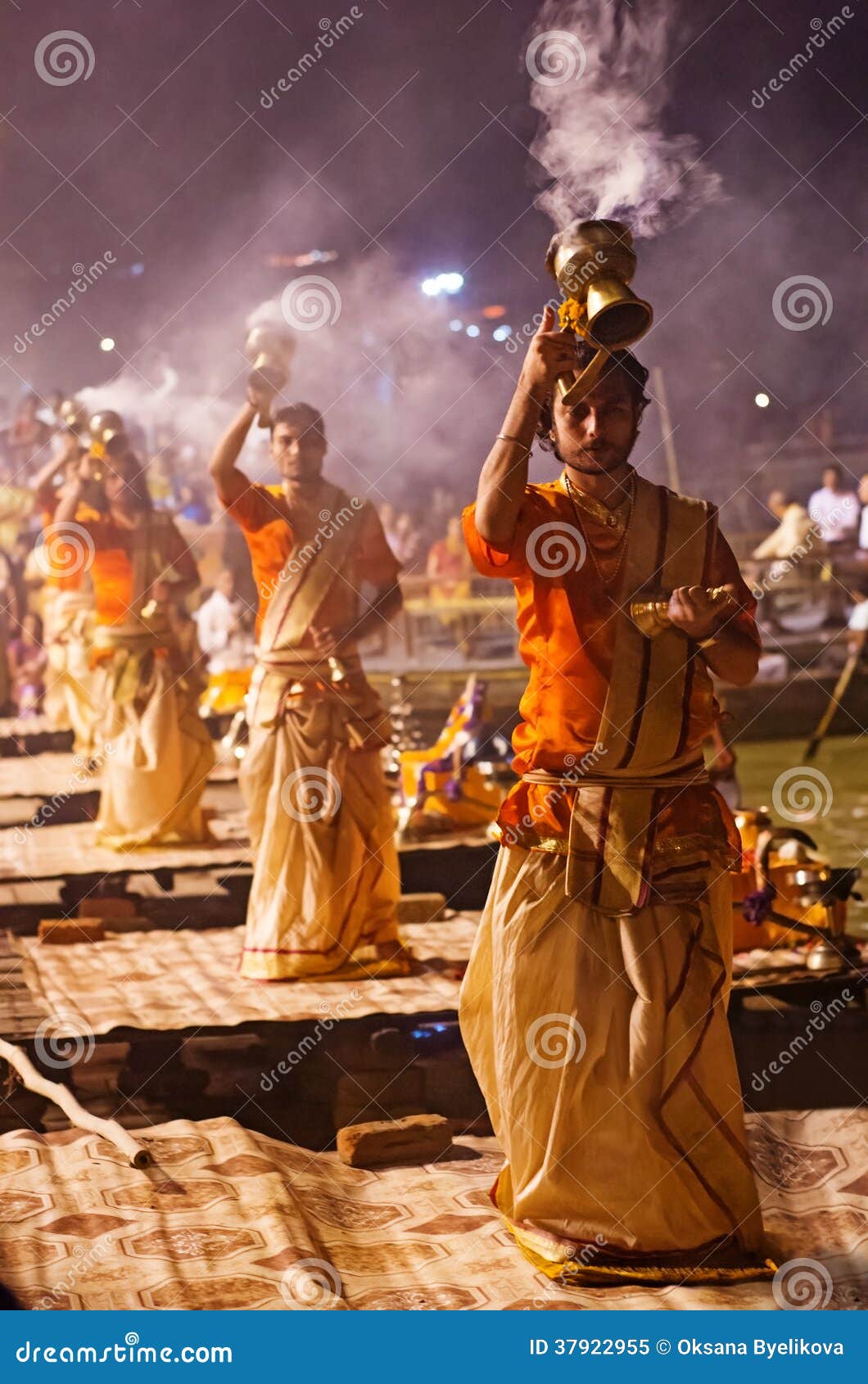 A Hindu Priest Performs the Ganga Aarti Ritual in Varanasi. Editorial ...