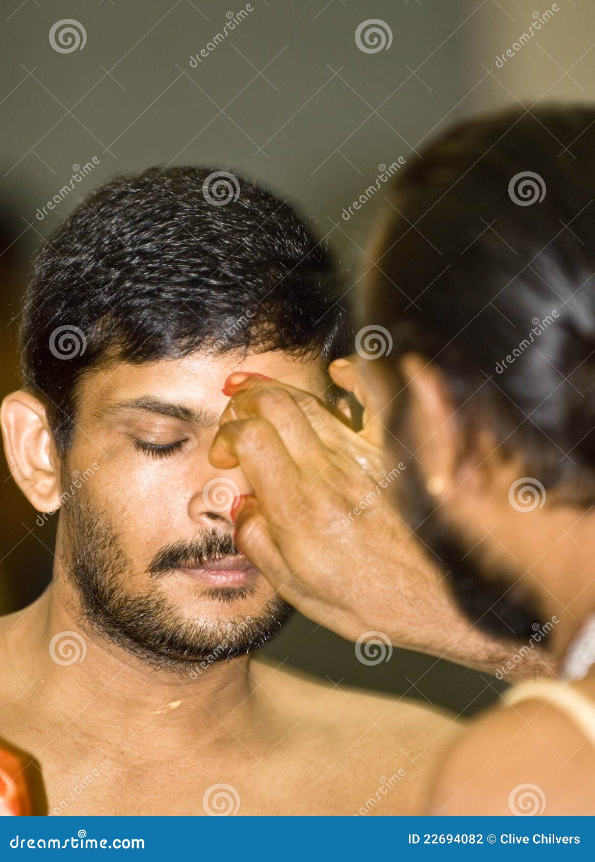 Hindu Priest Places a Mark on the Forehead Editorial Photography ...