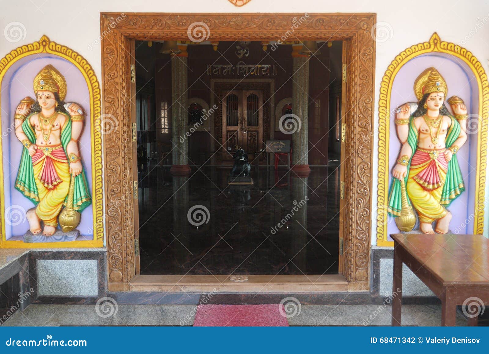 The Hindu roadside temple stock photo. Image of door - 68471342