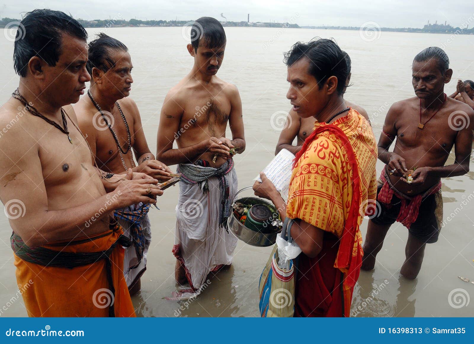 Hindu Tarpan rituals editorial stock photo. Image of people - 16398313
