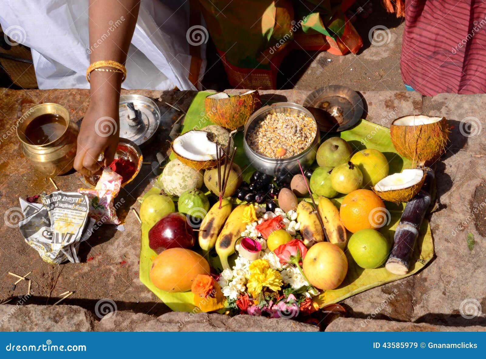 HINDU WOMEN PERFROM a RITUAL OFFERING Stock Image - Image of chanting ...
