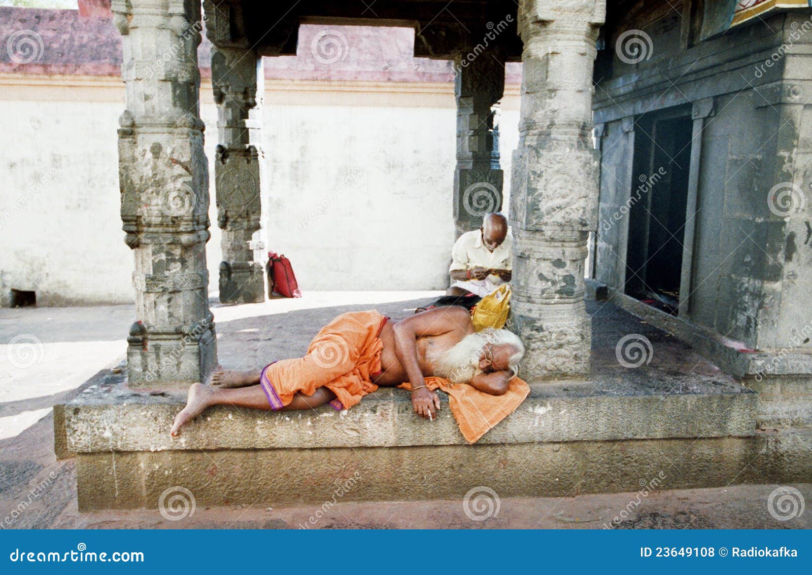 Hindus Dormido En Un Templo Foto de archivo editorial - Imagen de ...