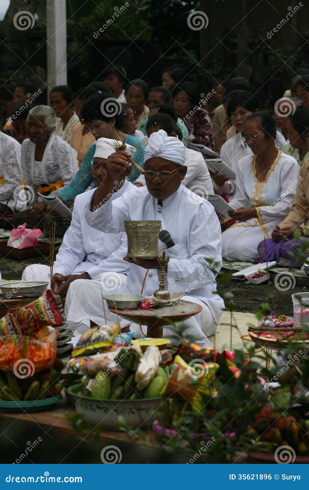 Hindus pray editorial photo. Image of pray, food, crowd - 35621896
