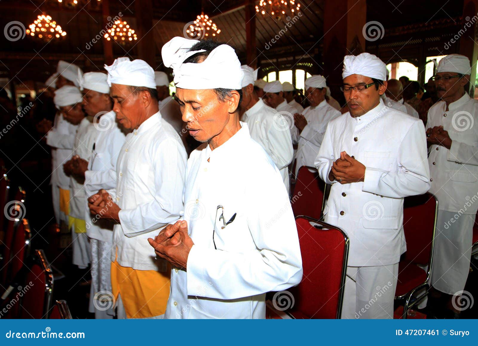Hindus pray editorial photo. Image of praying, central - 47207461