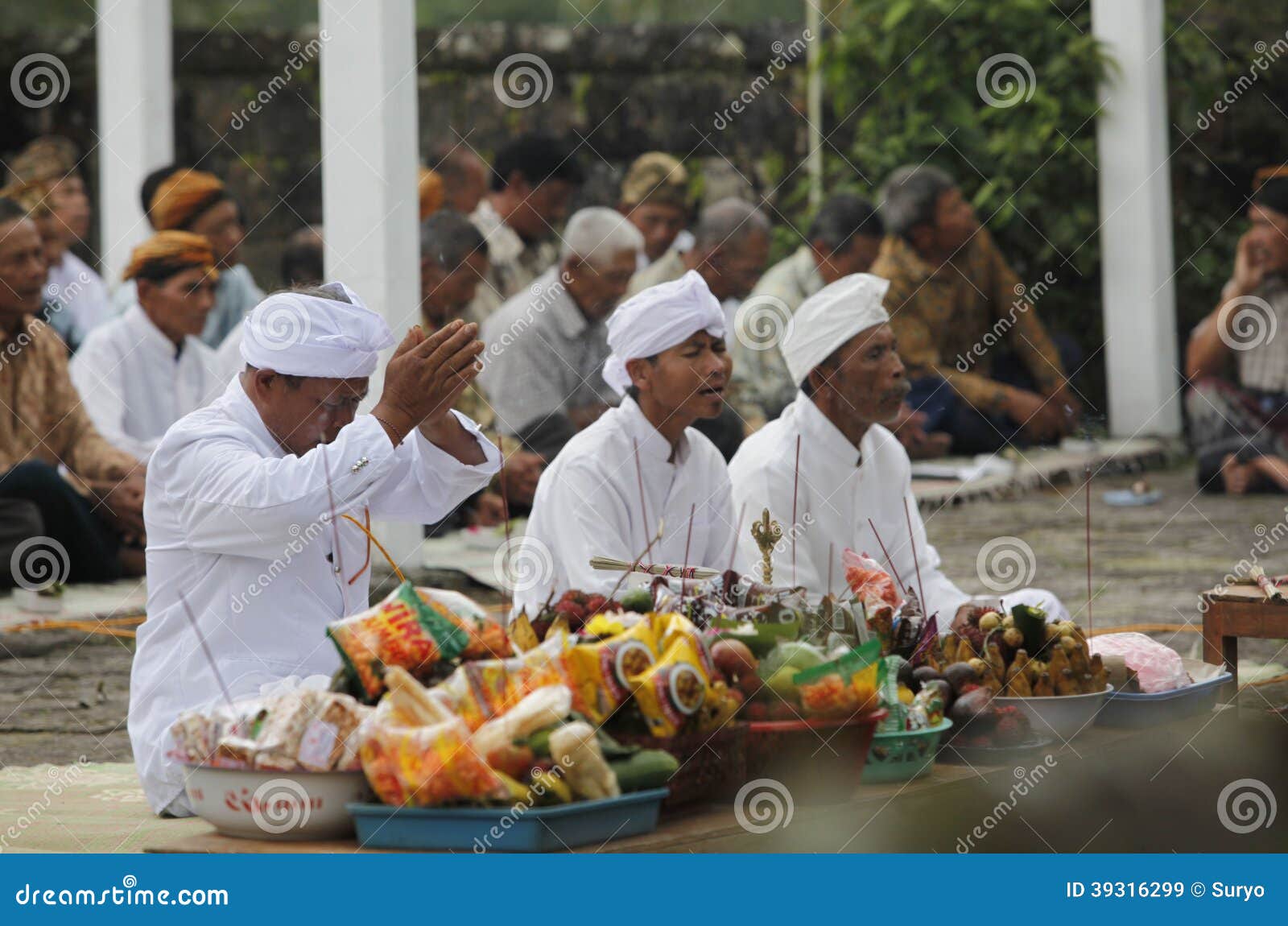Hindus pray editorial stock image. Image of karanganyar - 39316299