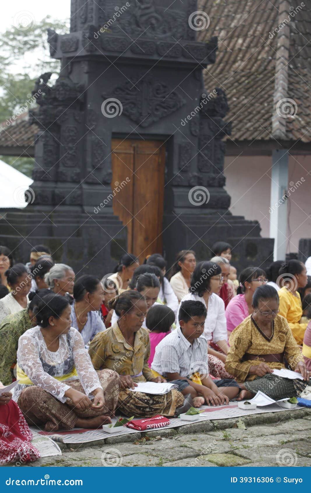 Hindus pray editorial photo. Image of pilgrimage, indonesia - 39316306