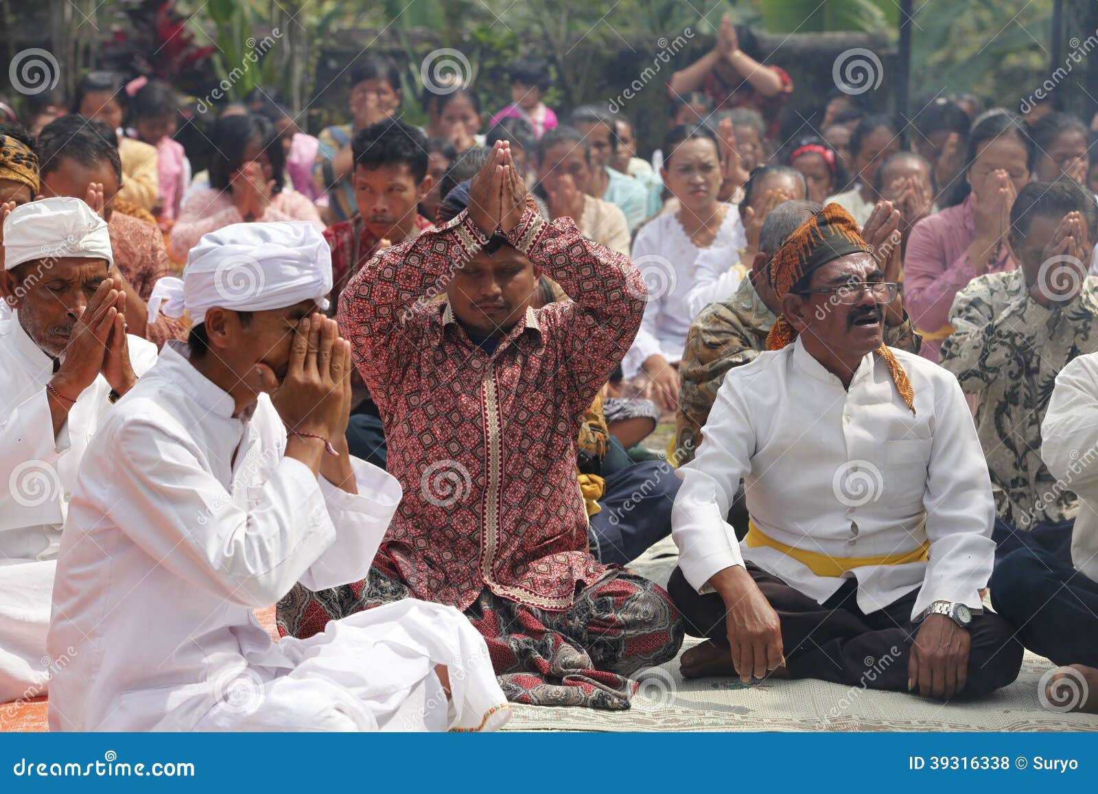 Hindus pray editorial stock photo. Image of religion - 39316338
