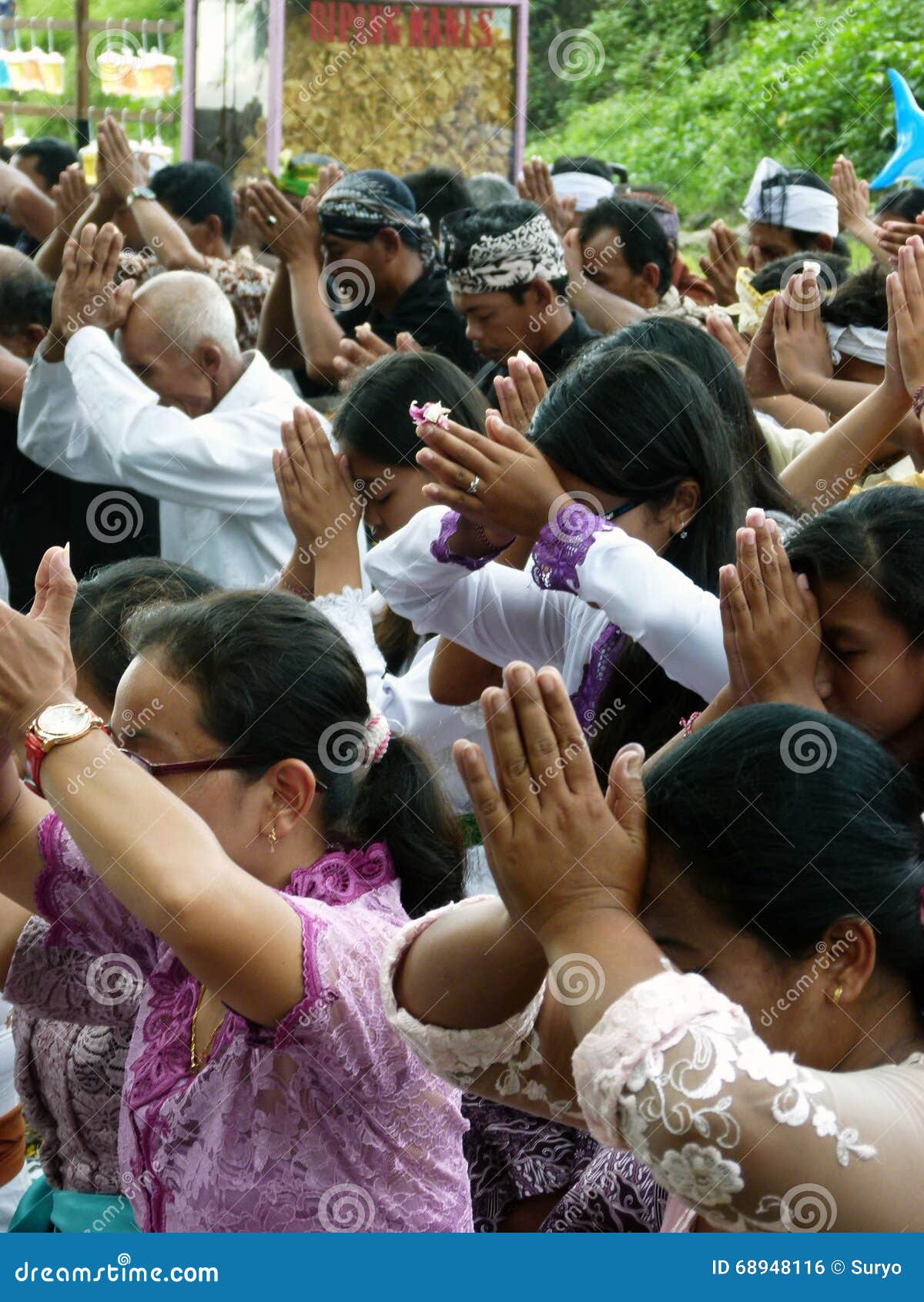Hindus pray editorial photo. Image of java, event, village - 68948116