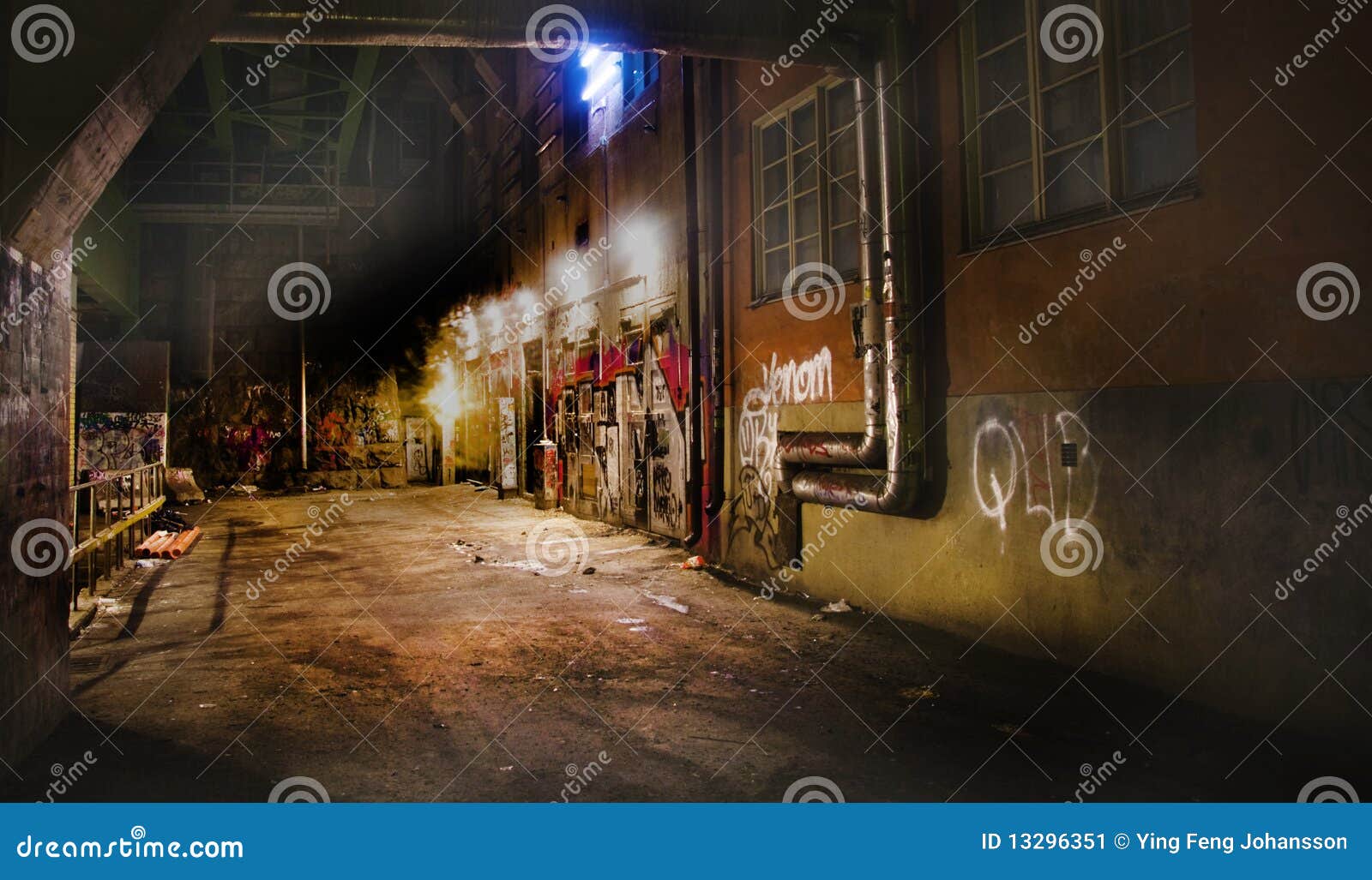 Hinterhof stockbild. Bild von graffiti, abfall, ungezwungenheit - 13296351