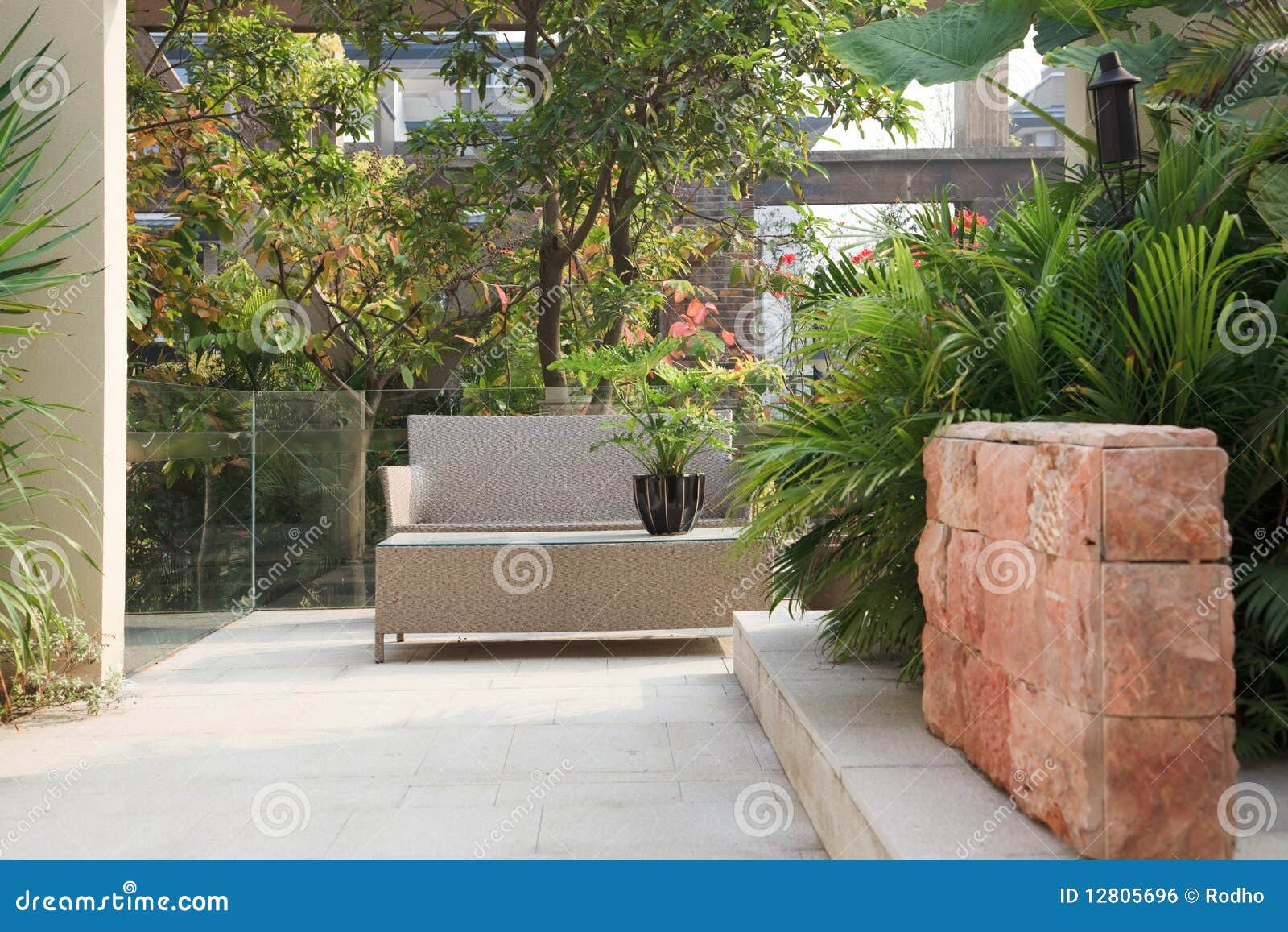 Hinterhof-Patio im Garten stockfoto. Bild von plattform - 12805696