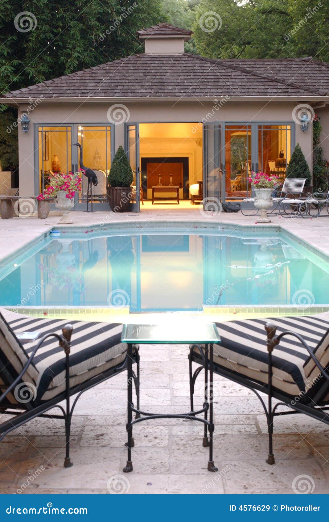 Hinterhof-Pool-Haus stockbild. Bild von geöffnet, dämmerung - 4576629