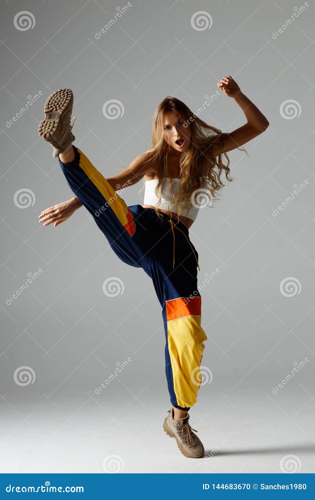 Hip Hop Dancer Moving and Jumping in Studio 库存照片 - 图片 包括有 一个, 健身: 144683670