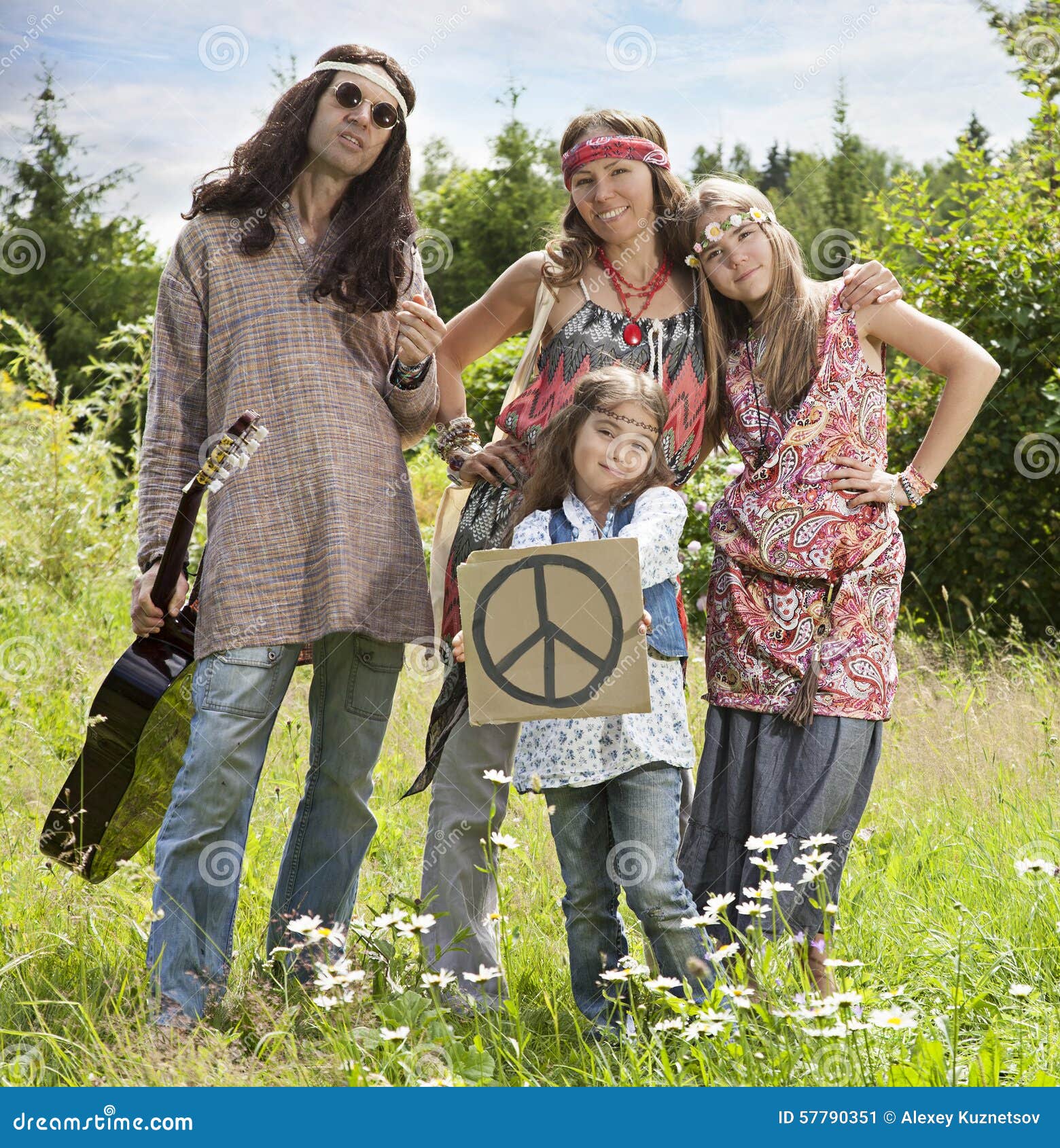 Hipis rodzina z obraz stock. Obraz złożonej z dzieciaki - 57790351