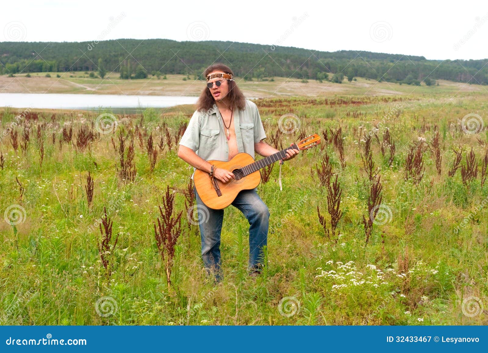 Hippie musiciant stock image. Image of musician, mere - 32433467