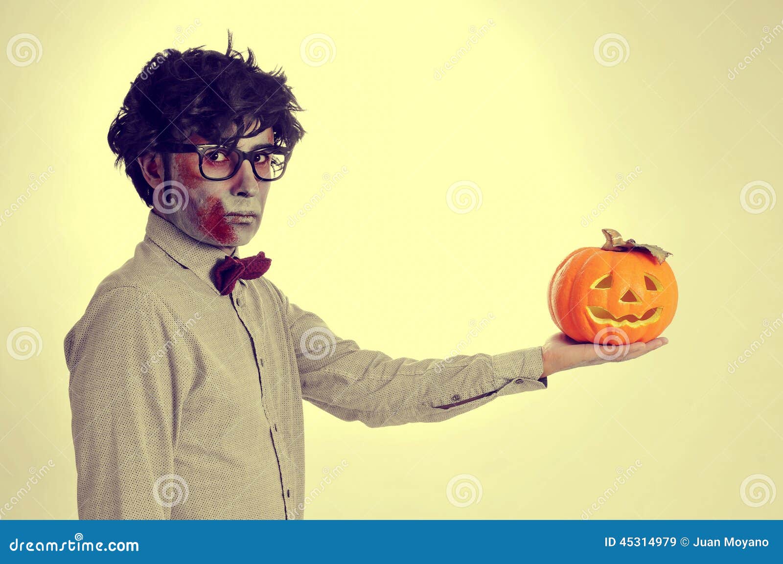 Hippie-Zombie Mit Einer Steckfassung-Olaterne, Mit Einem Retro- Effekt ...