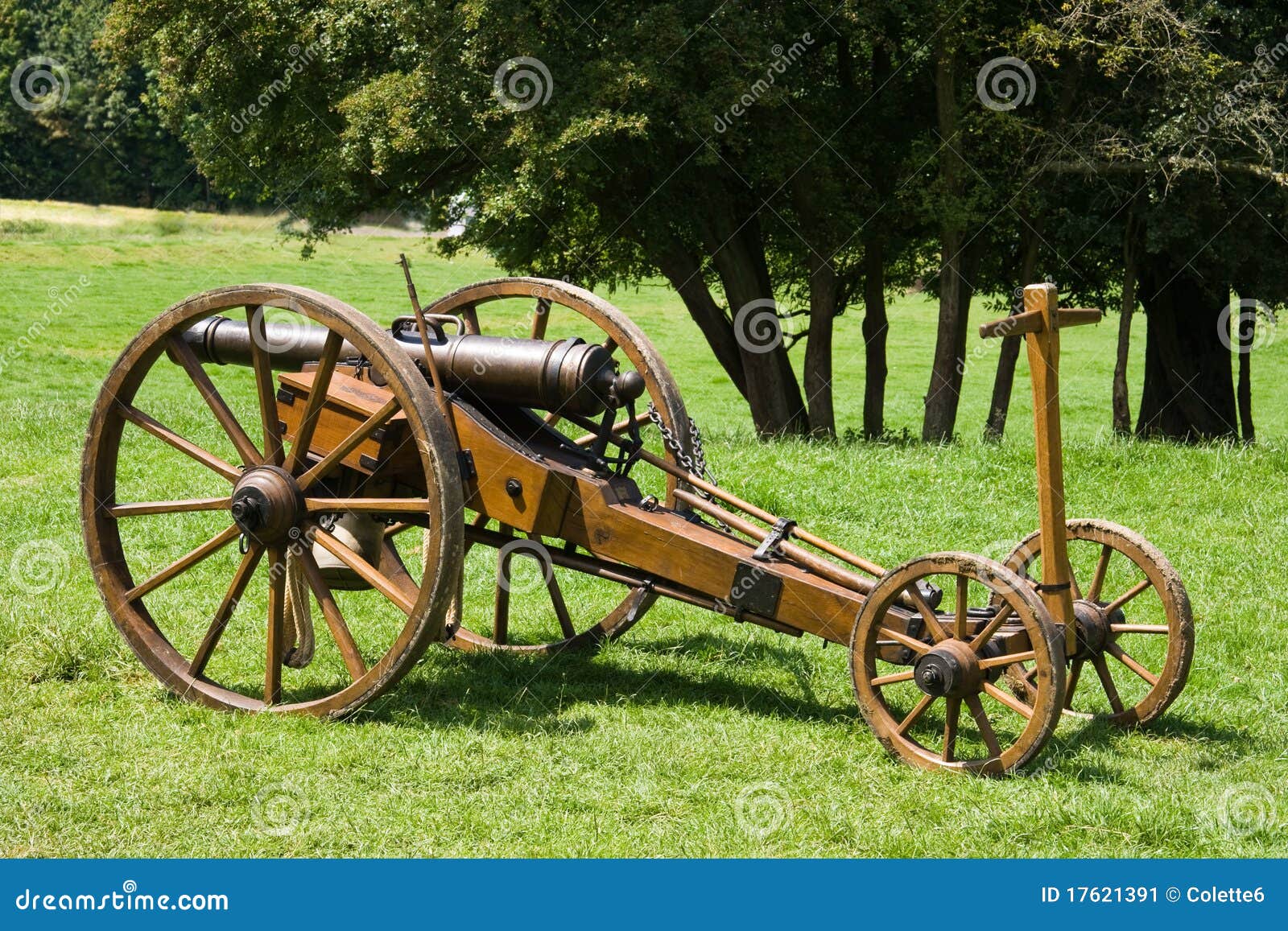 Historic canon on cart stock image. Image of field, canons - 17621391