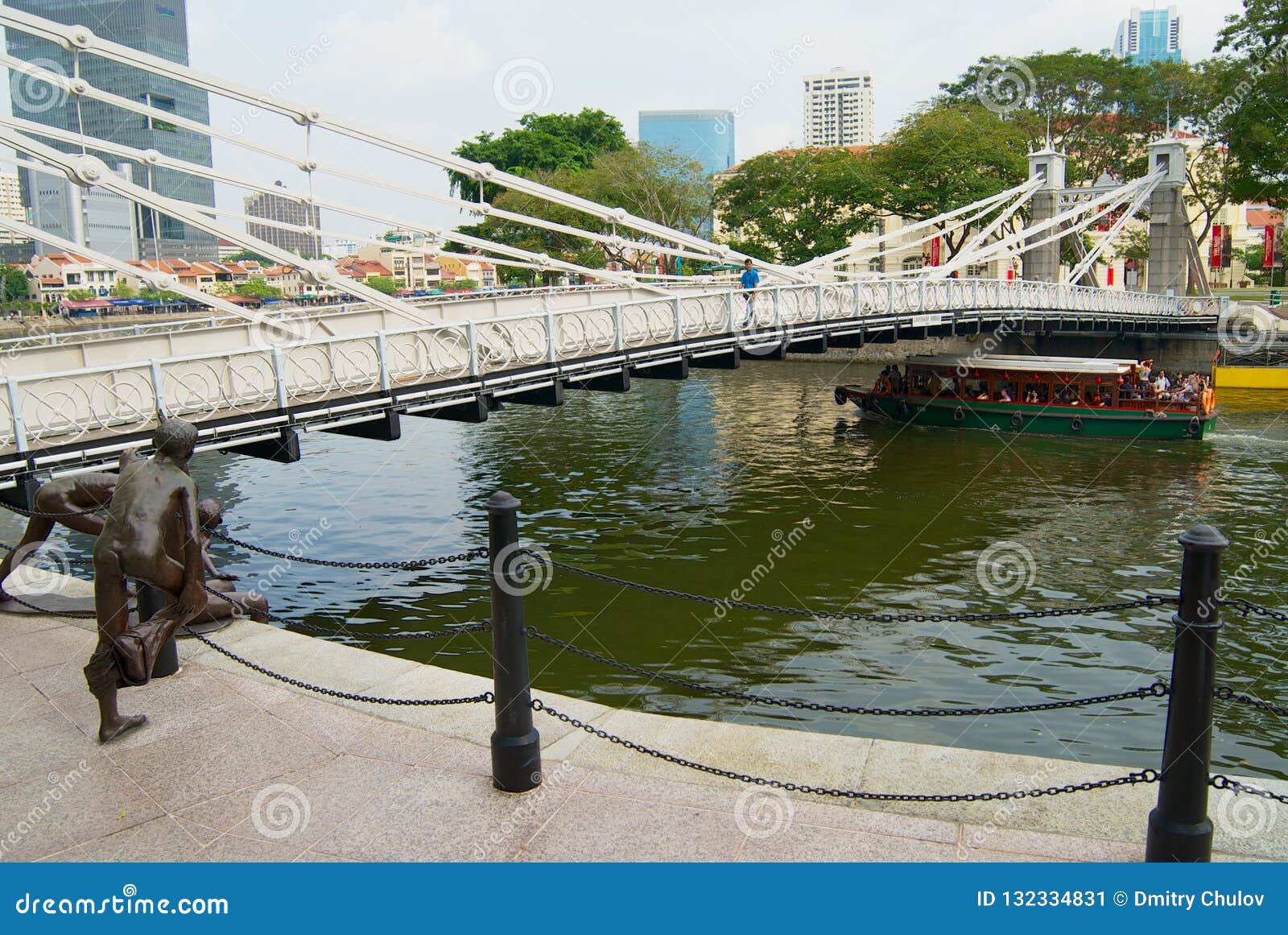 Historic Cavenagh Bridge Over the Singapore River in Singapore ...