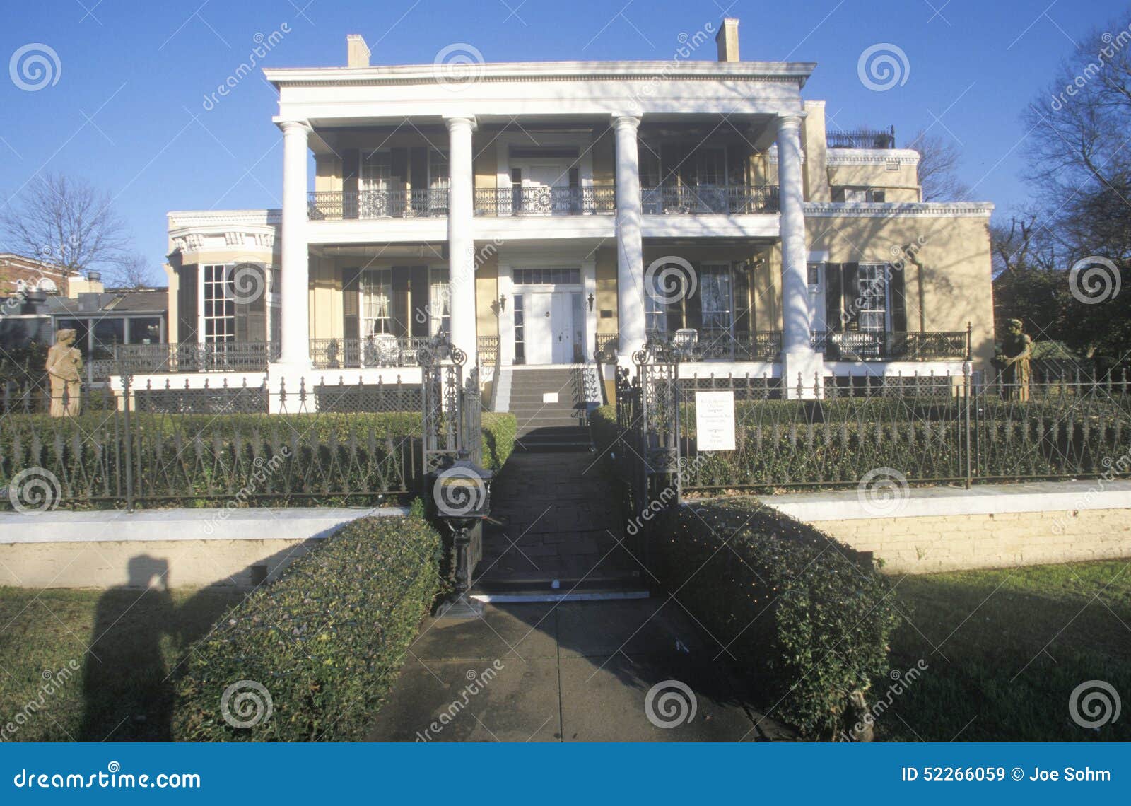 Historic Cedar Grove Mansion in Vicksburg, MS Editorial Stock Image ...